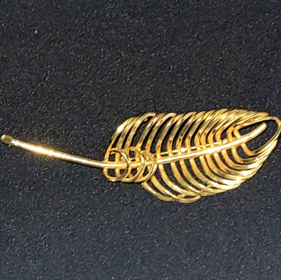 Winard | Jewelry | Vintage Winard Feather Brooch Gold Tone Excellent ...